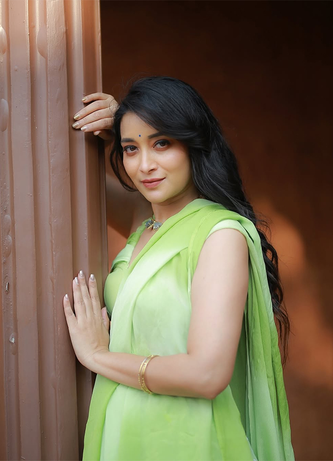 క్యూట్ అందాలతో కవ్విస్తున్న భాను శ్రీ (ఫొటోలు) | Bigg Boss Telugu Bhanu Shree photos goes viral ...